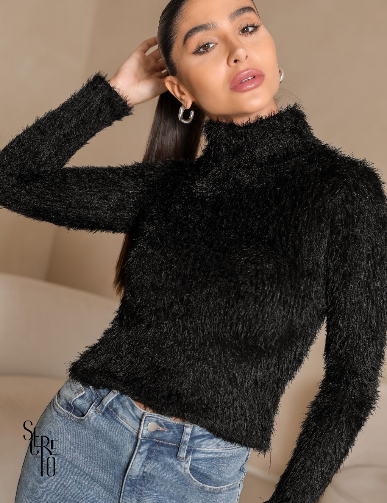 Blusa Cacharrel Fluffy Helena Preto| Secreto Closet