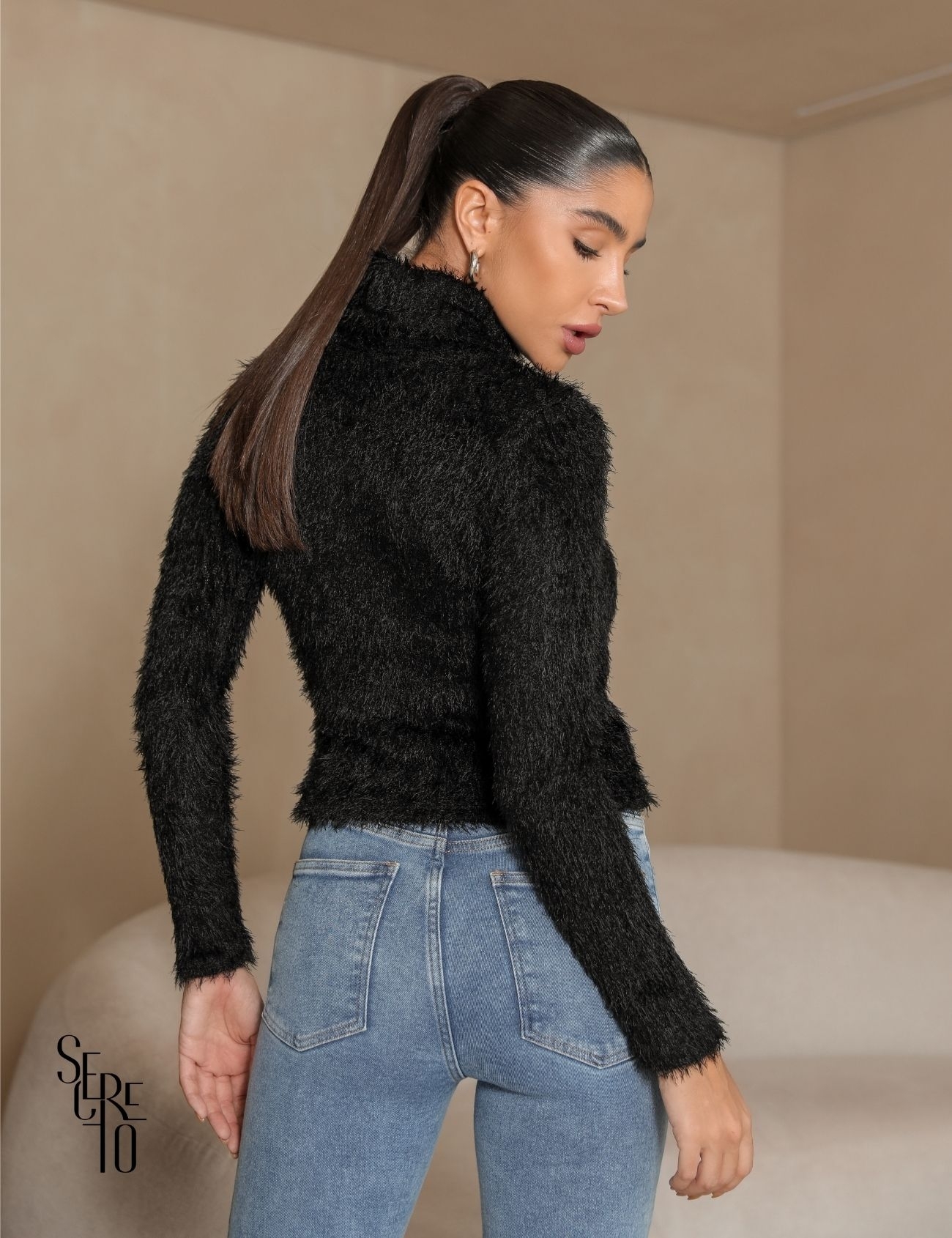 Blusa Cacharrel Fluffy Helena Preto| Secreto Closet
